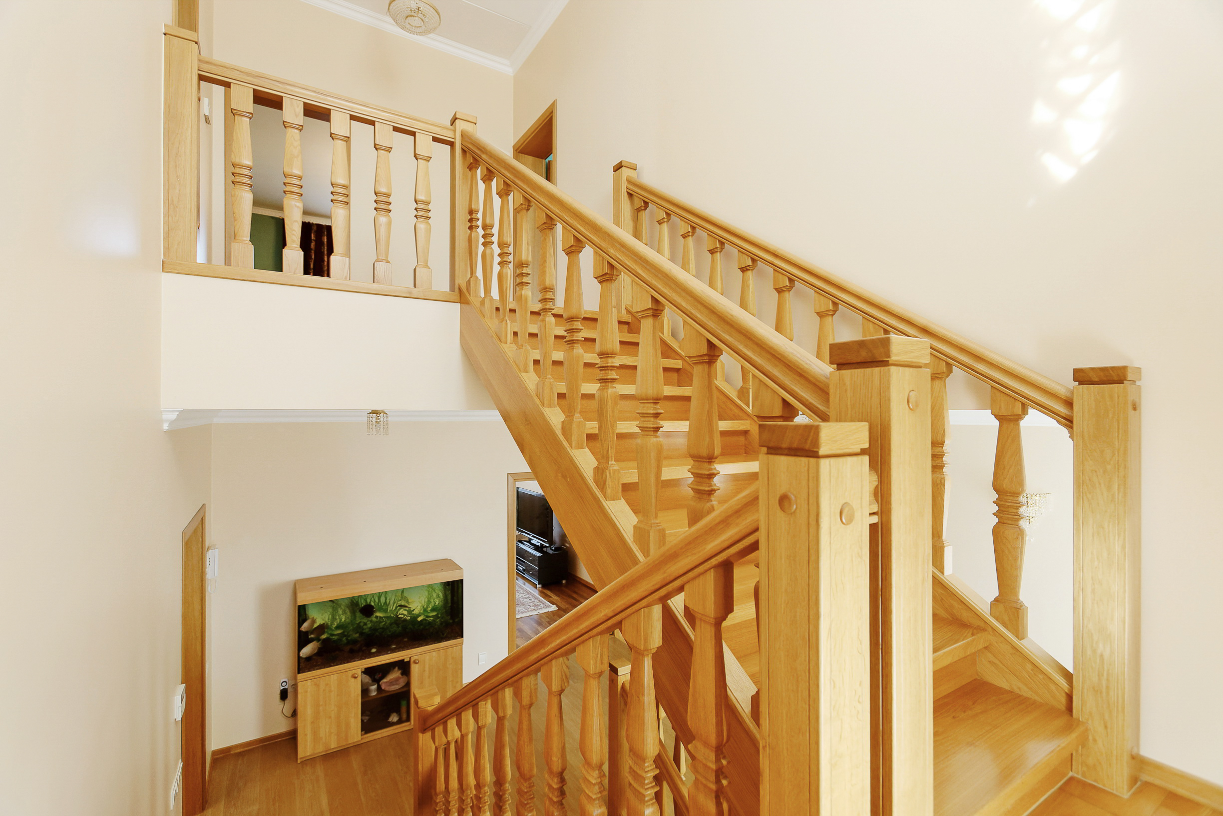 Pārdod māju, Gravu iela