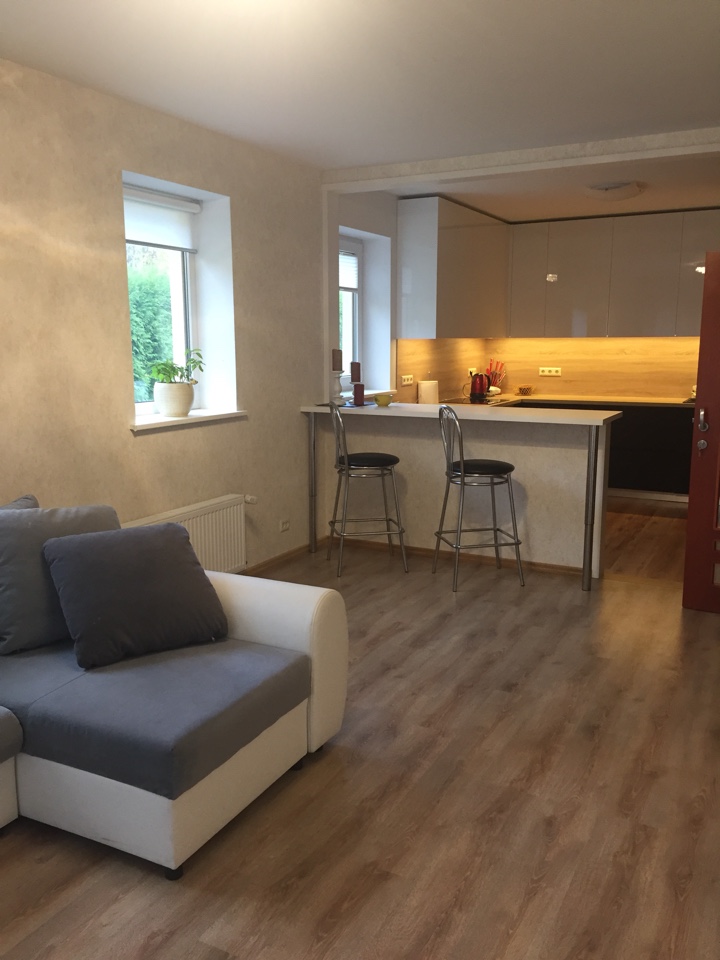 Pārdod māju, Upes iela