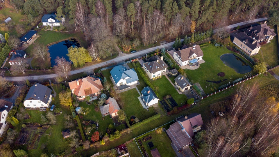 Pārdod māju, Upes iela