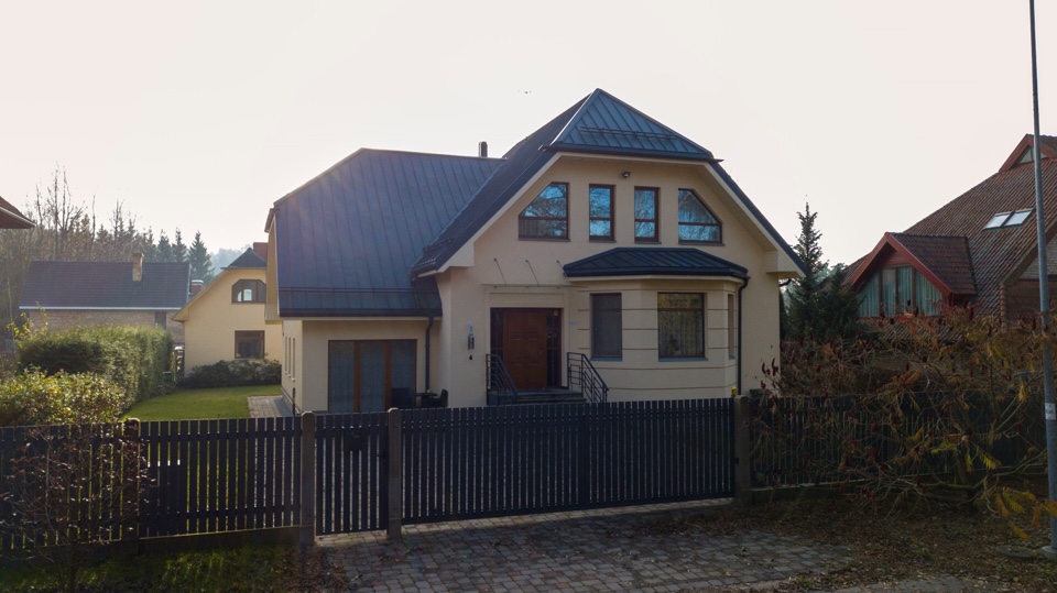 Pārdod māju, Upes iela