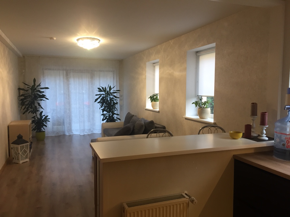 Pārdod māju, Upes iela