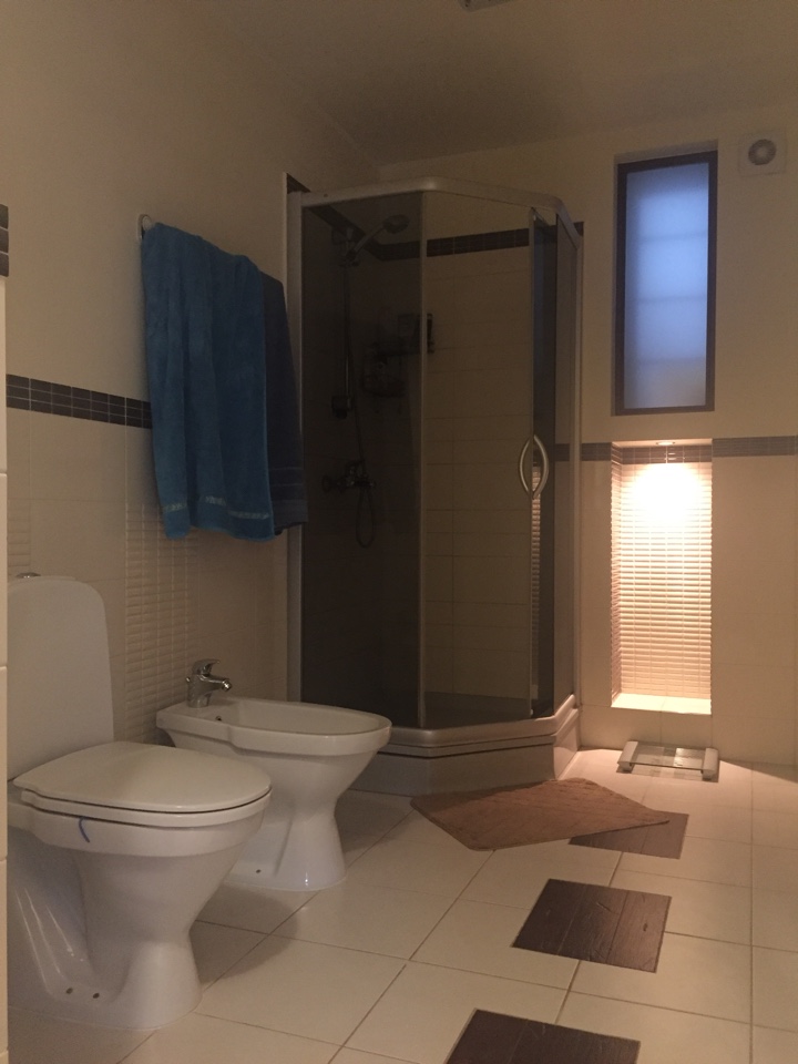 Pārdod māju, Upes iela