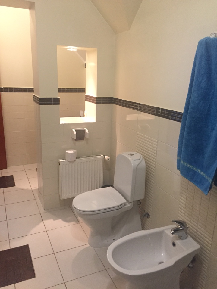 Pārdod māju, Upes iela