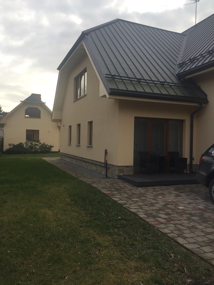 Pārdod māju, Upes iela