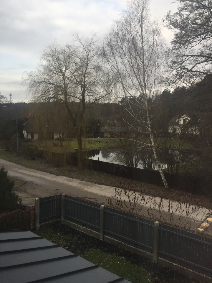 Pārdod māju, Upes iela