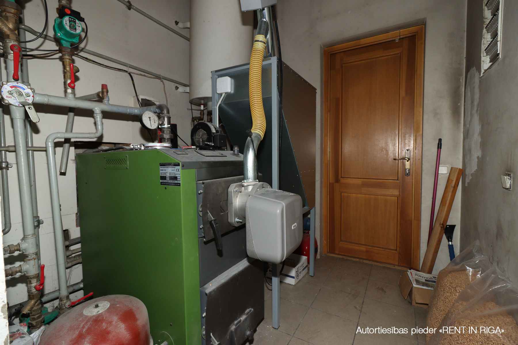 Pārdod māju, Upes iela