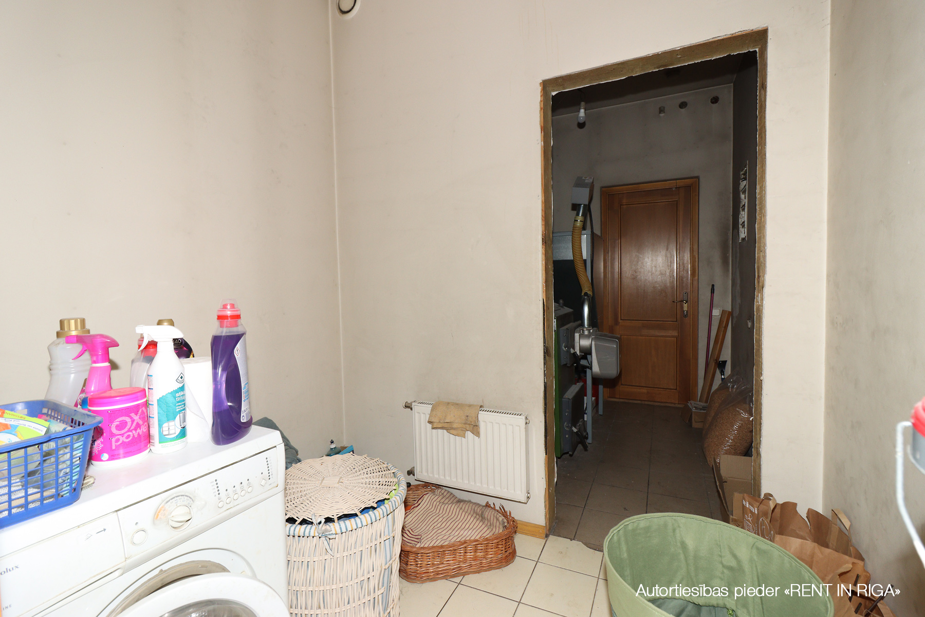 Pārdod māju, Upes iela