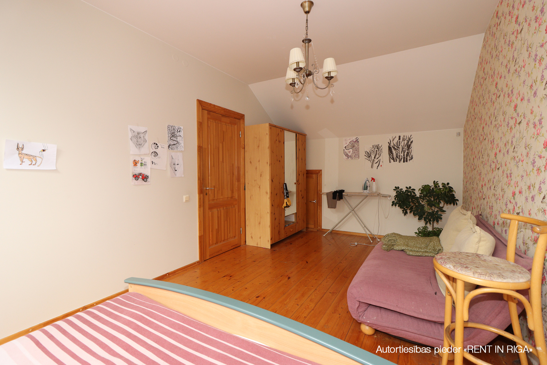 Pārdod māju, Upes iela