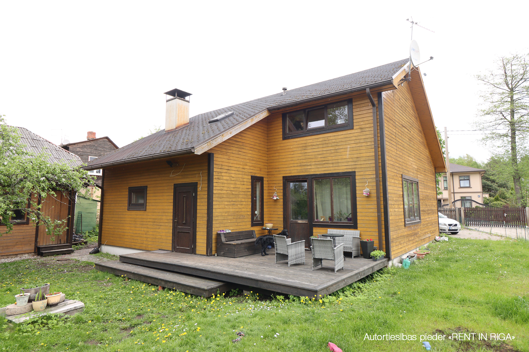 Pārdod māju, Upes iela