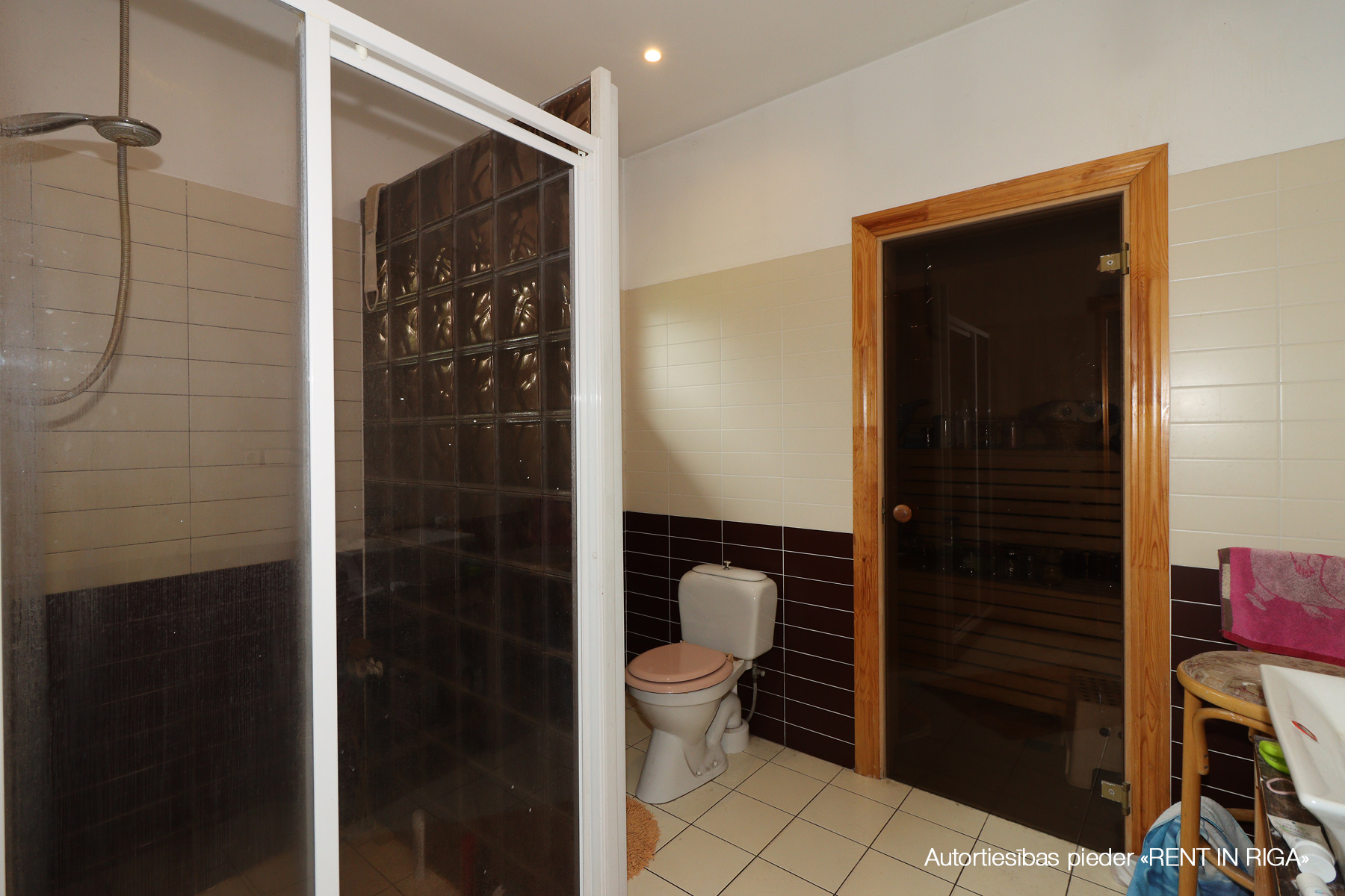 Pārdod māju, Upes iela