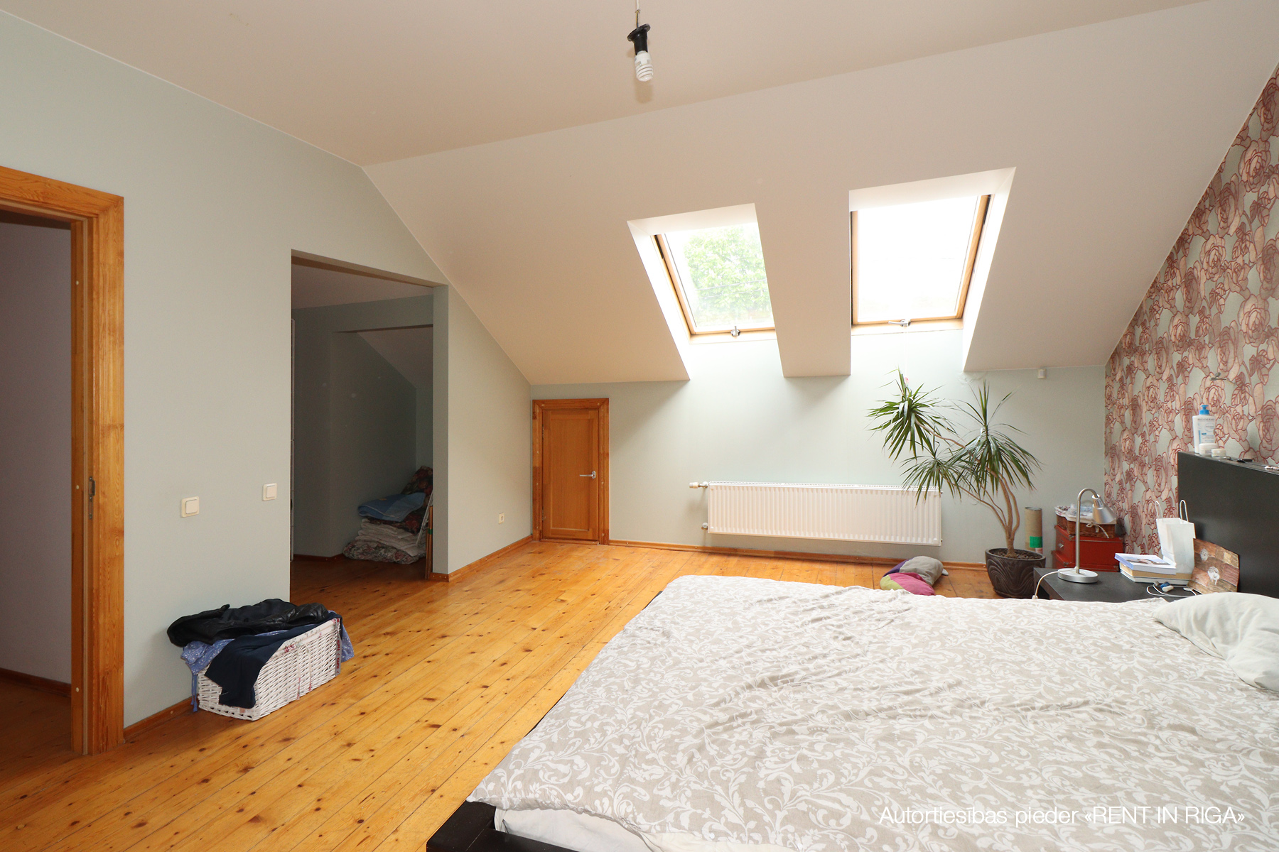 Pārdod māju, Upes iela