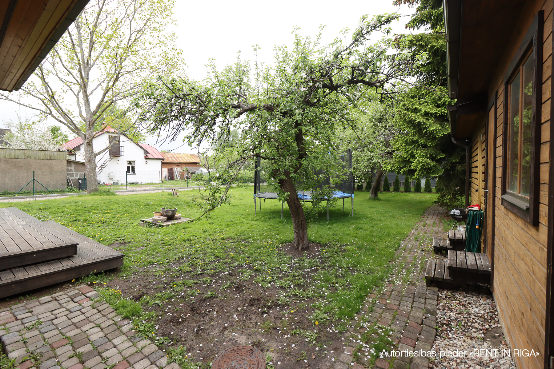 Pārdod māju, Upes iela