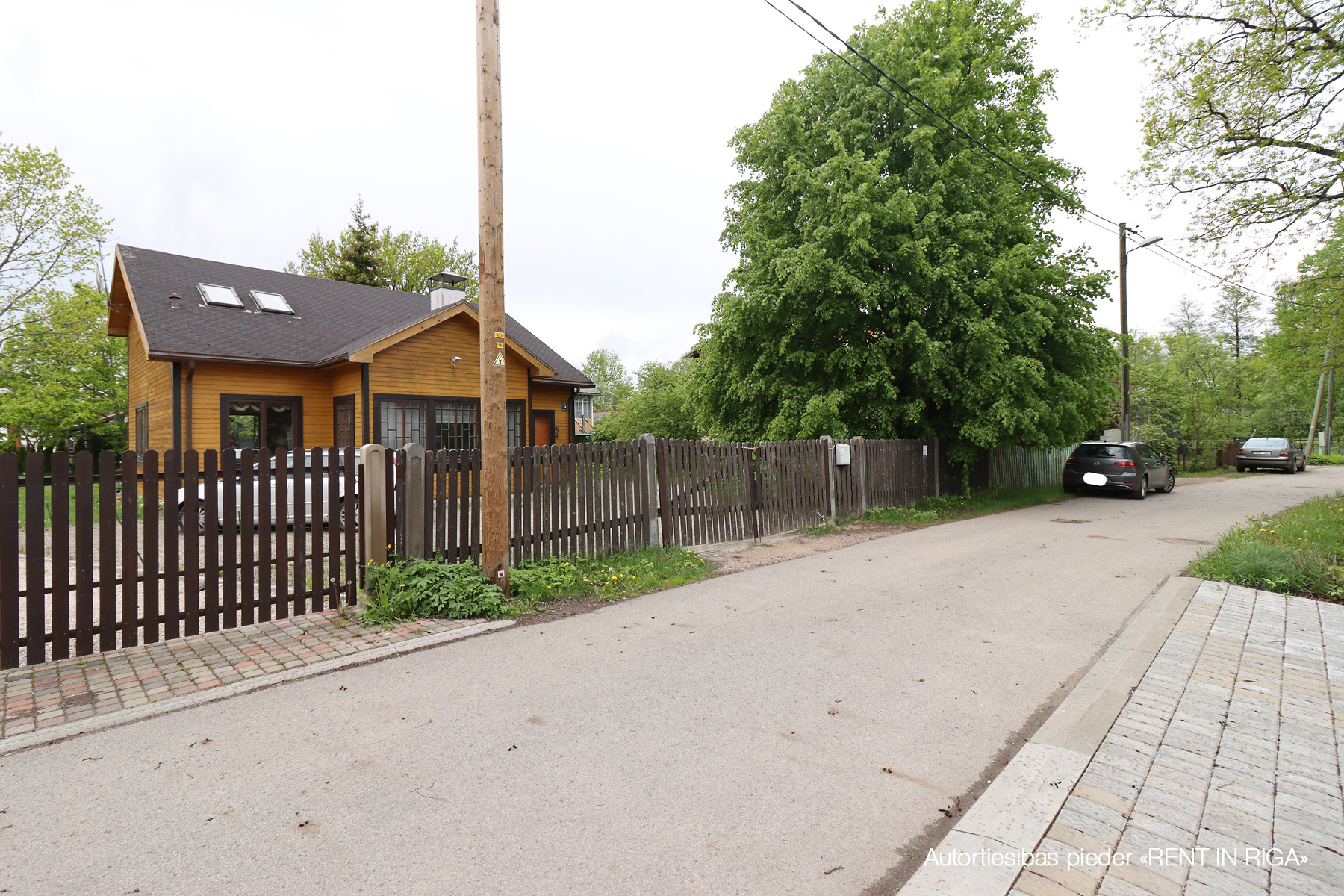 Pārdod māju, Upes iela